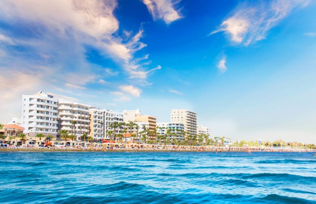 Plaża Finikoudes Beach - Cypr